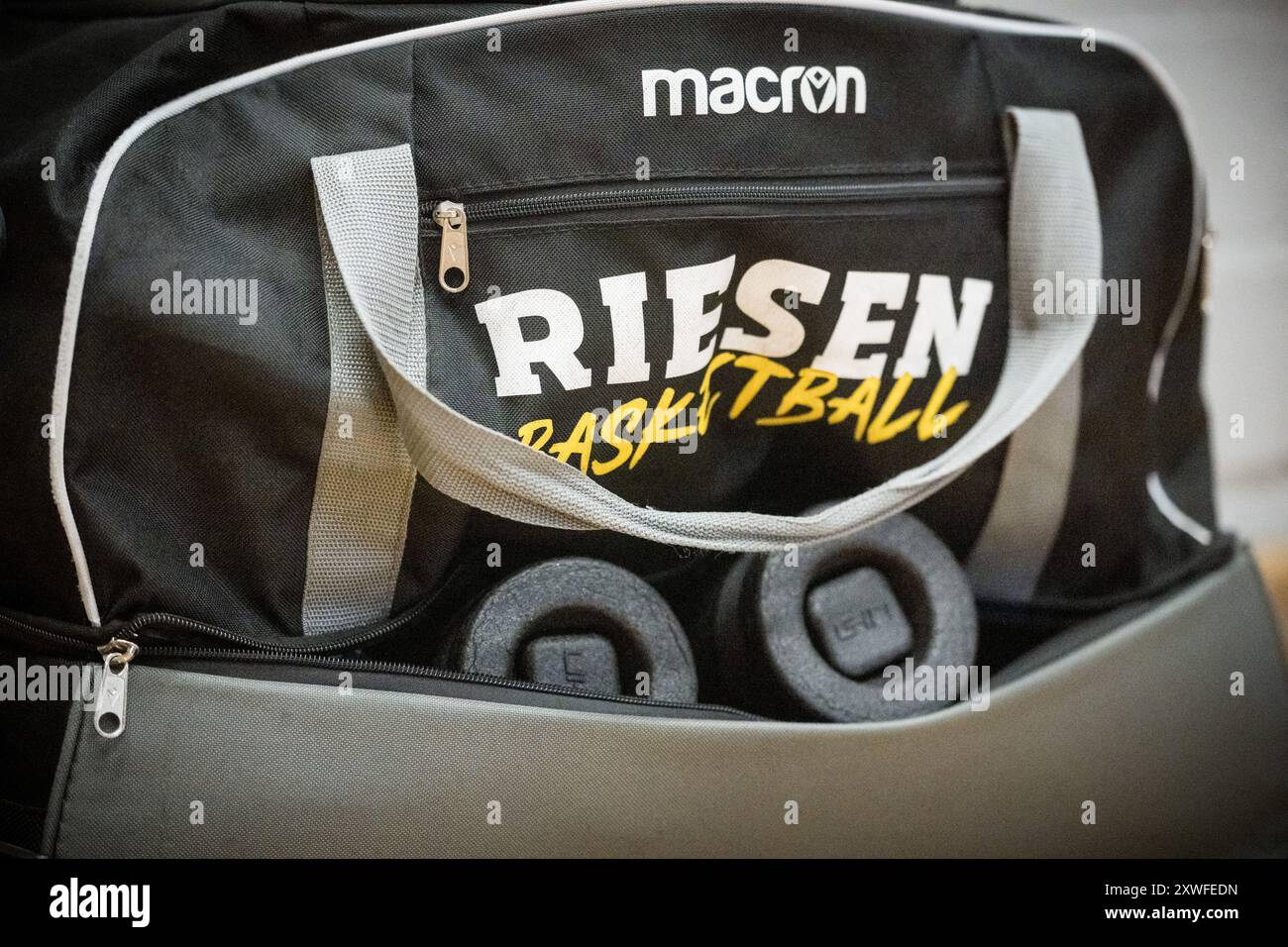 Feature: Tasche mit Riesen-Logo / GER, Testspiel MHP Riesen Ludwigsburg ...
