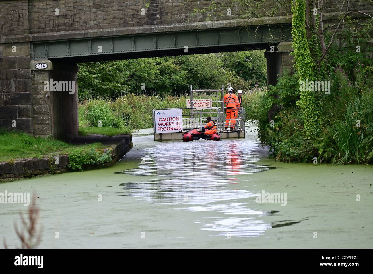 Around the UK - Workers on the Leeds to Liverpool Canal at Riley Green ...