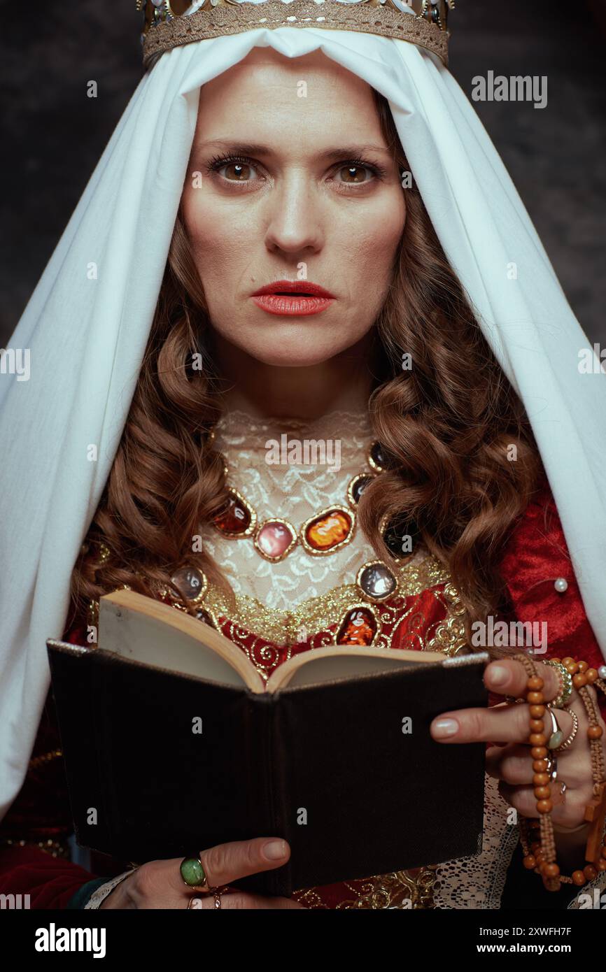 Queen in royal veil hi-res stock photography and images - Alamy