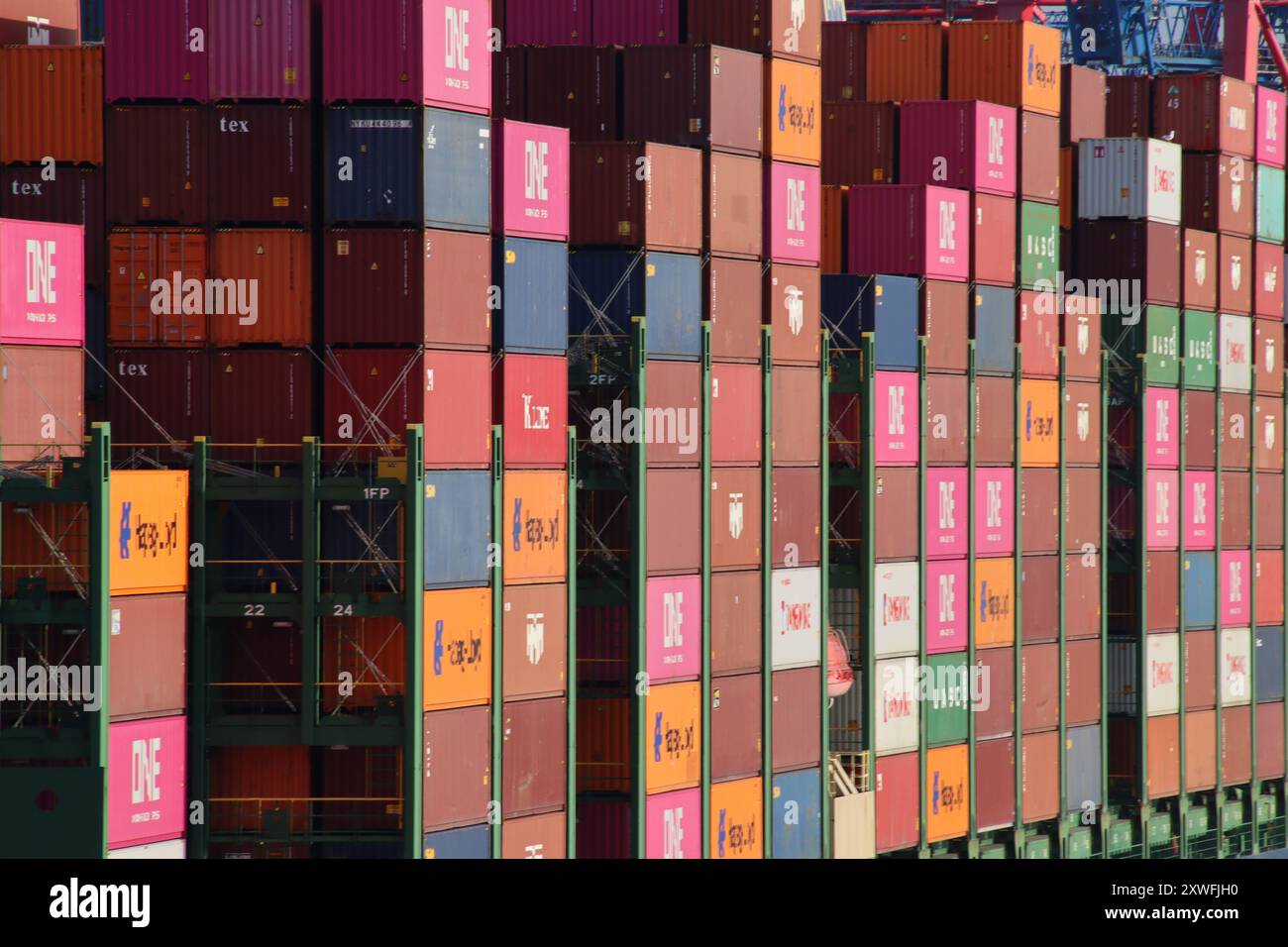 Container an Deck des 400 Meter langen Containerfrachters HMM ...