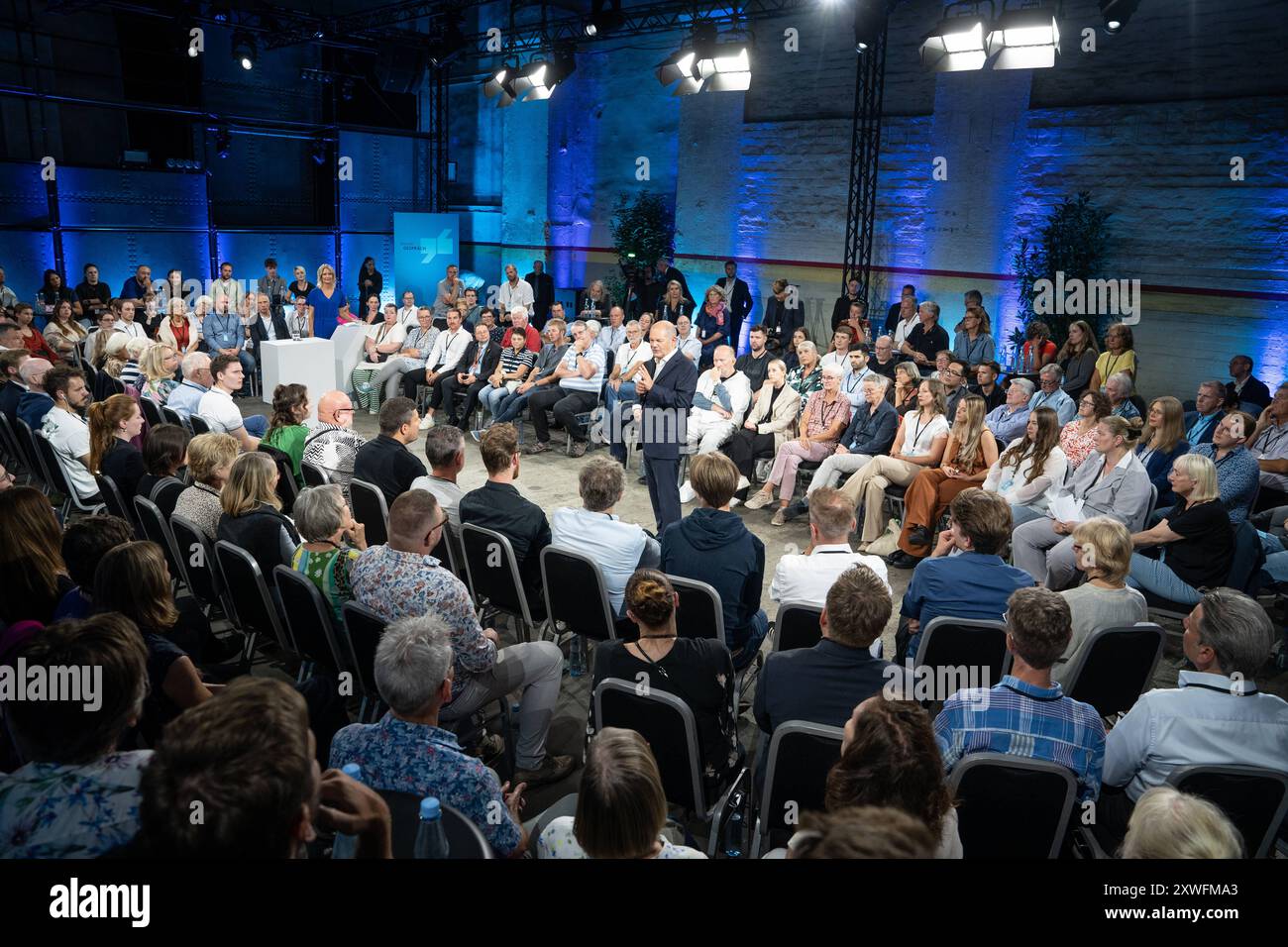 Bundeskanzler Olaf Scholz im Dialog mit Bürgerinnen und Bürgern zu ...