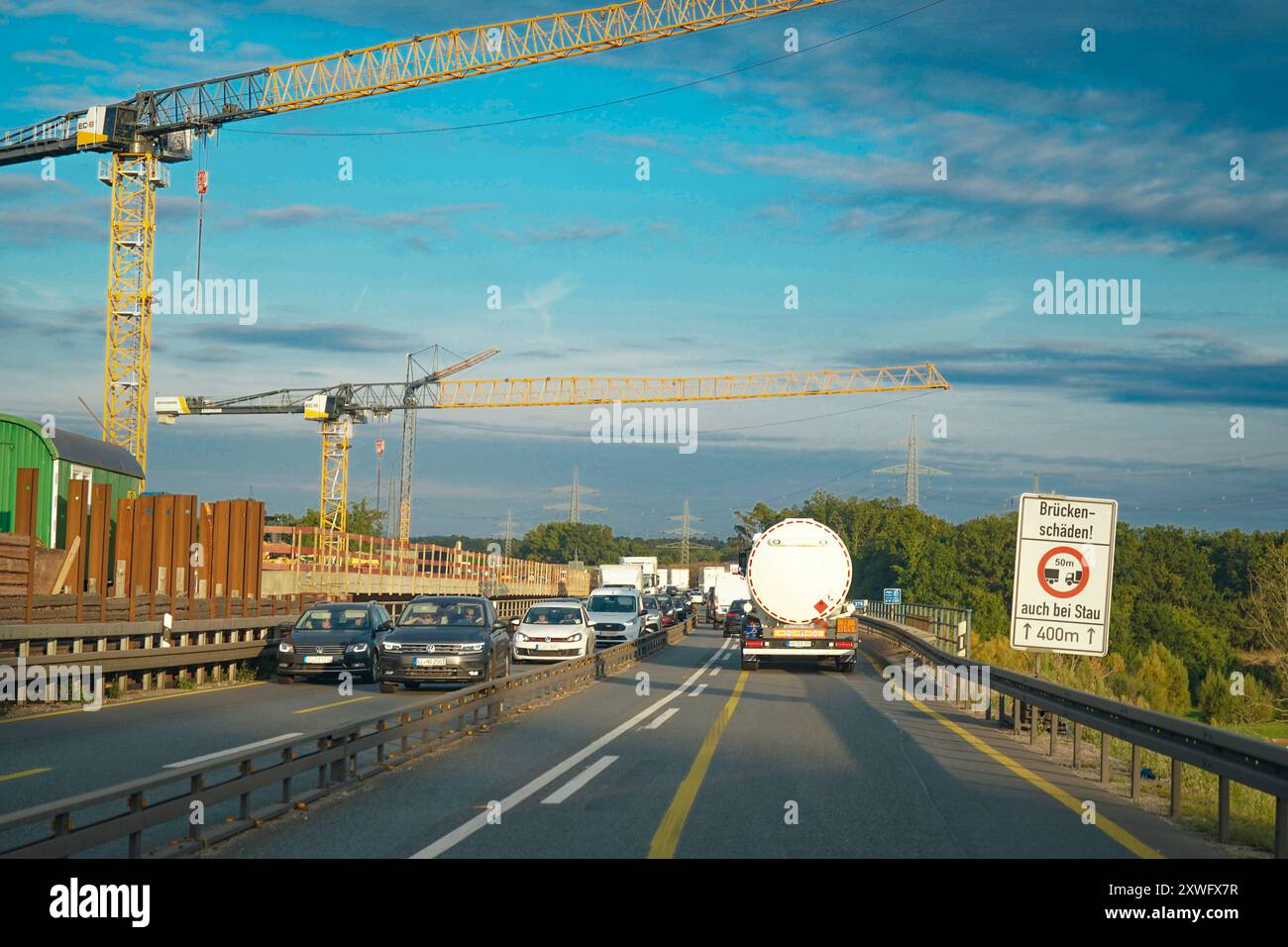 Autobahn, Baustelle, Kräne, Brückenschäden, Verkehr, Stau ...