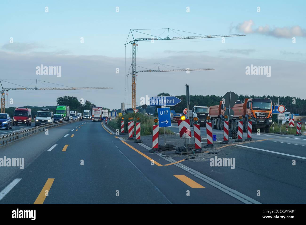 Autobahn, Ausfahrt, Baustelle, Kräne, LKW, Verkehr, Baustellenfahrzeuge ...