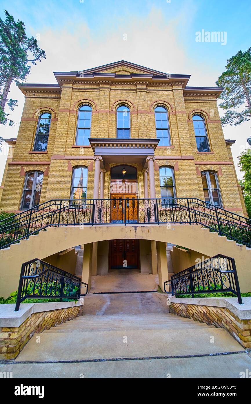 Columns university building in hi-res stock photography and images - Alamy