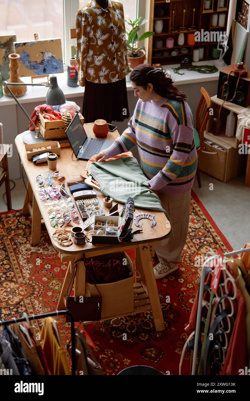 Retro sales assistant hi-res stock photography and images - Alamy