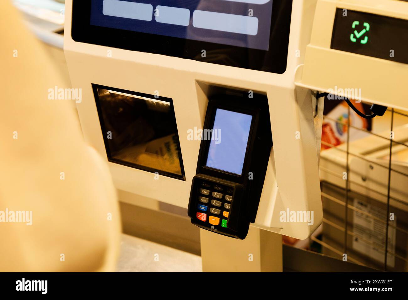 Cashless payment at the cash desk hi-res stock photography and images ...