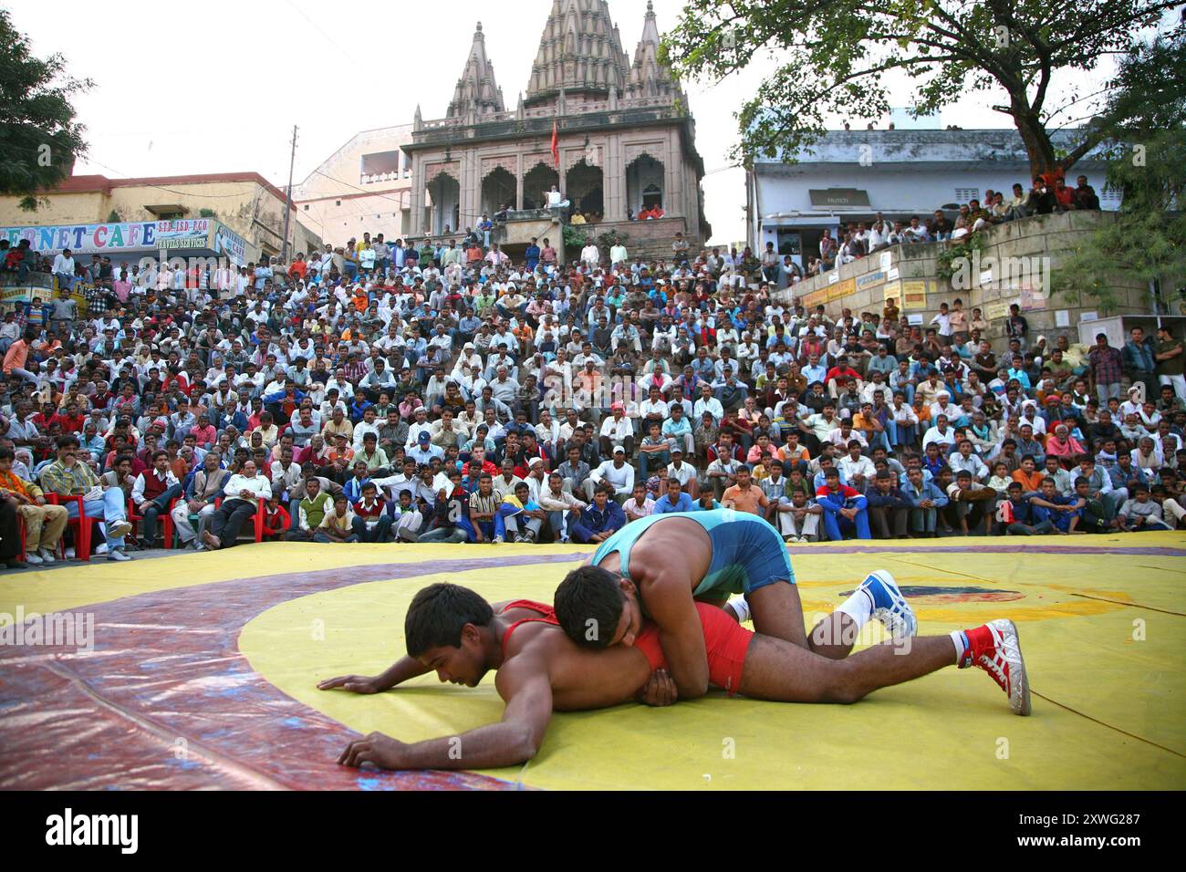 INDE. VARANASI (EX BENARES). COMPETITION DE LUTTE INDIENNE (KUSHTI ...