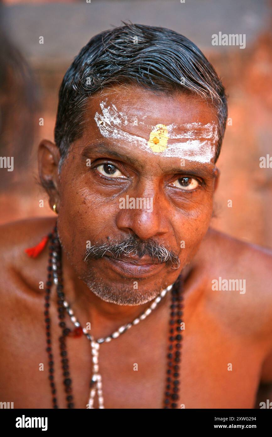 INDE. VARANASI (BENARES). HOMME Stock Photo - Alamy
