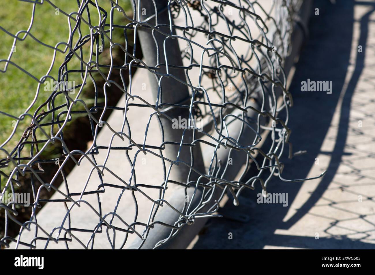 Broken chain link fence hi-res stock photography and images - Alamy