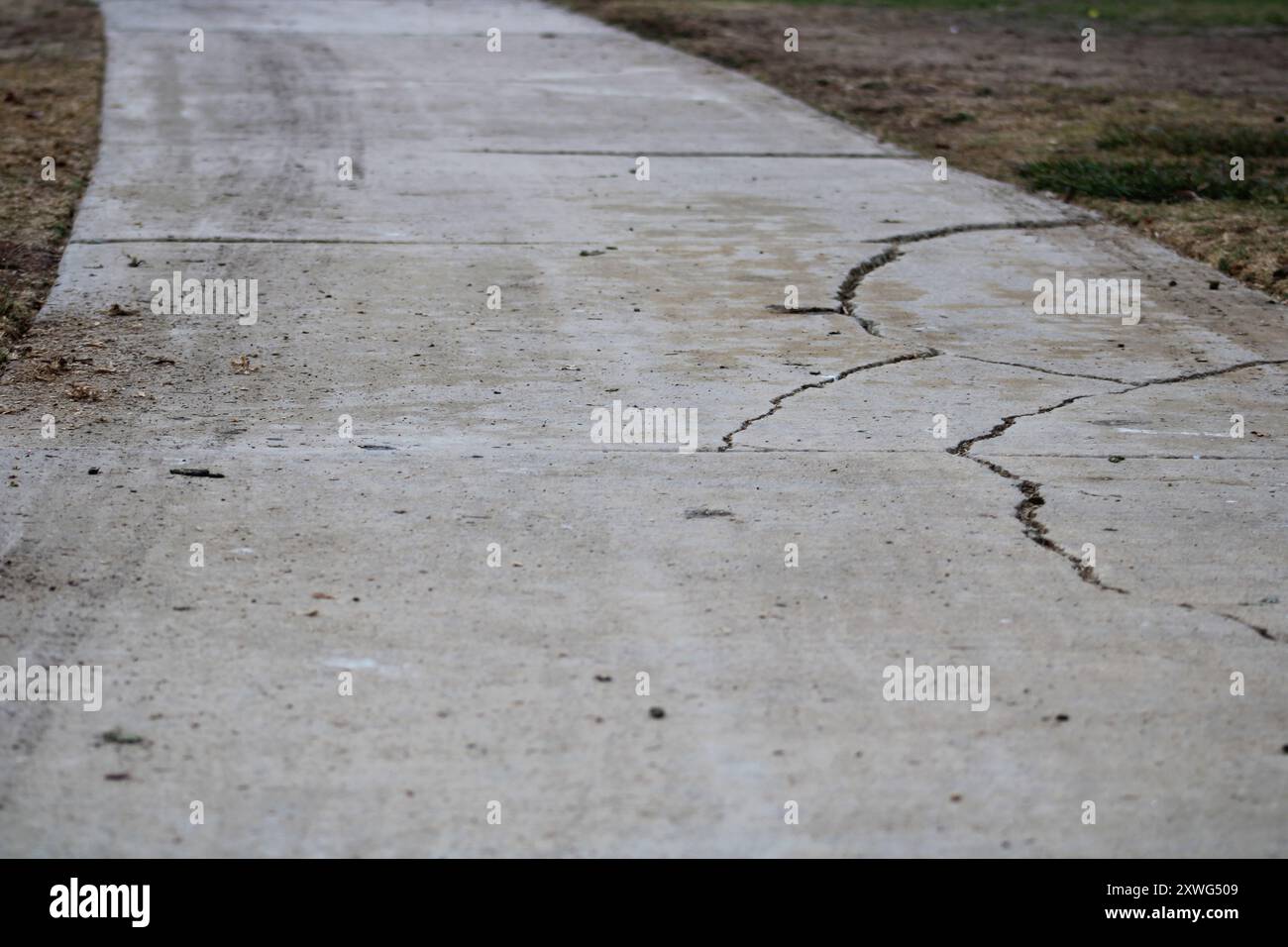 Concrete footpath pavement cracked hi-res stock photography and images - Alamy