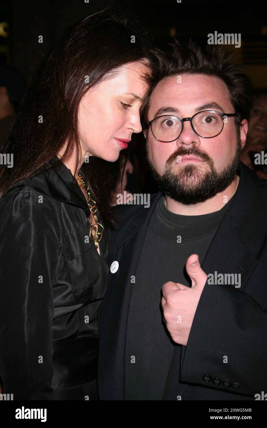 Kevin Smith and wife Jennifer Schwalbach Smith attend the Twentieth ...