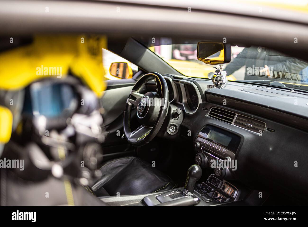 Cartoon bumblebee hi-res stock photography and images - Alamy