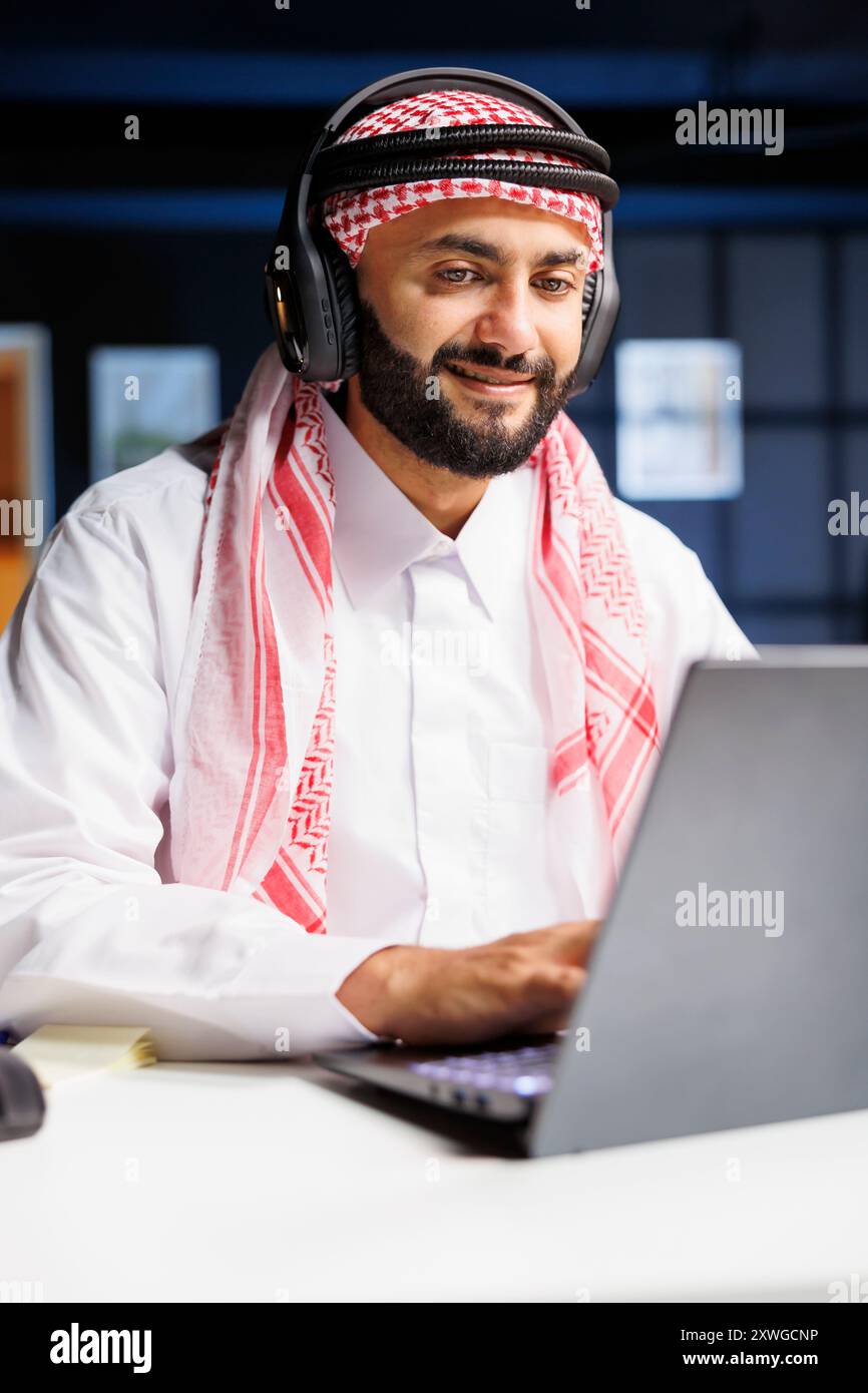 Arabian entrepreneur in traditional attire hi-res stock photography and ...