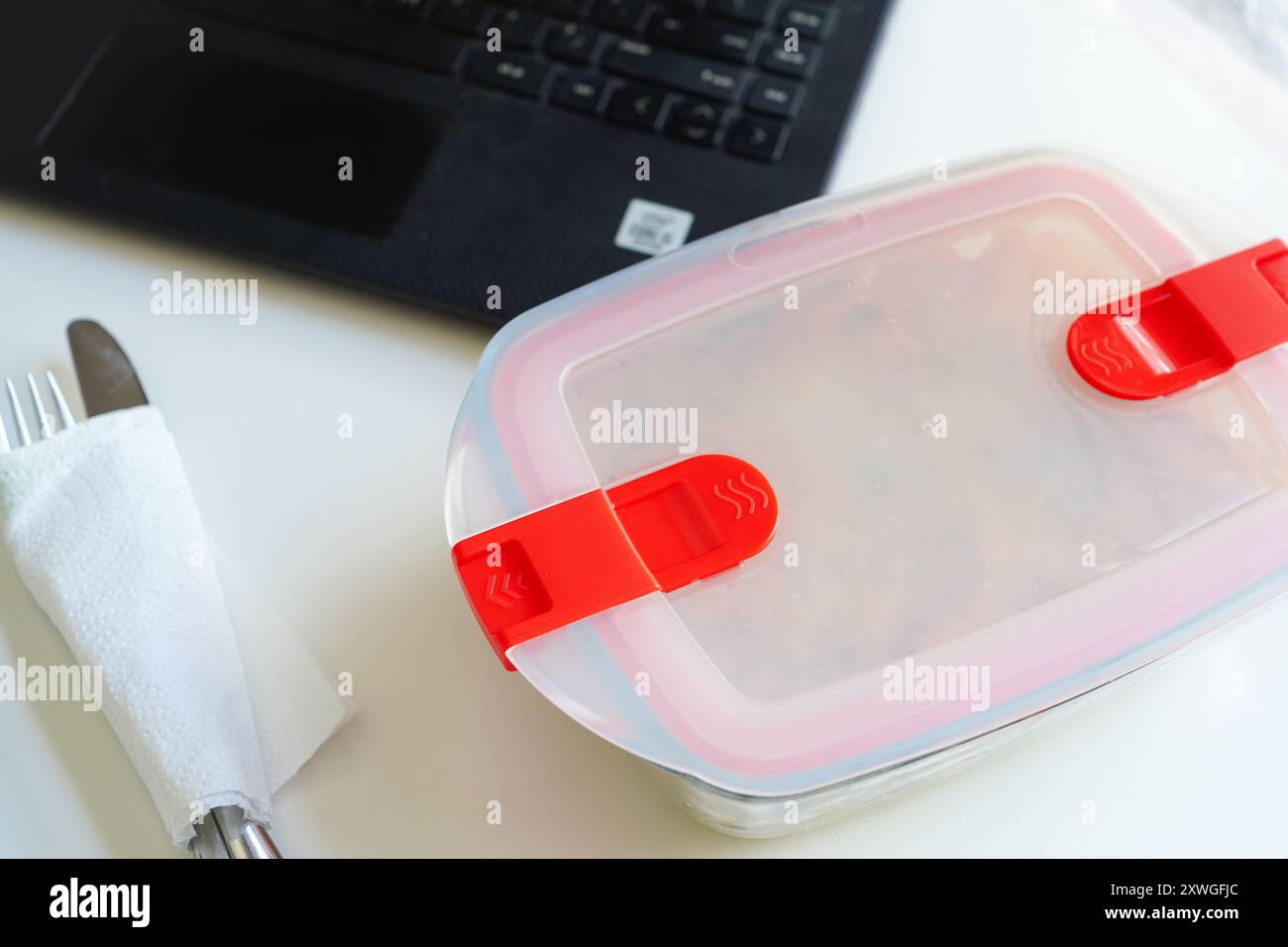 Lunch with pasta in Tupperware at the office desk Stock Photo - Alamy