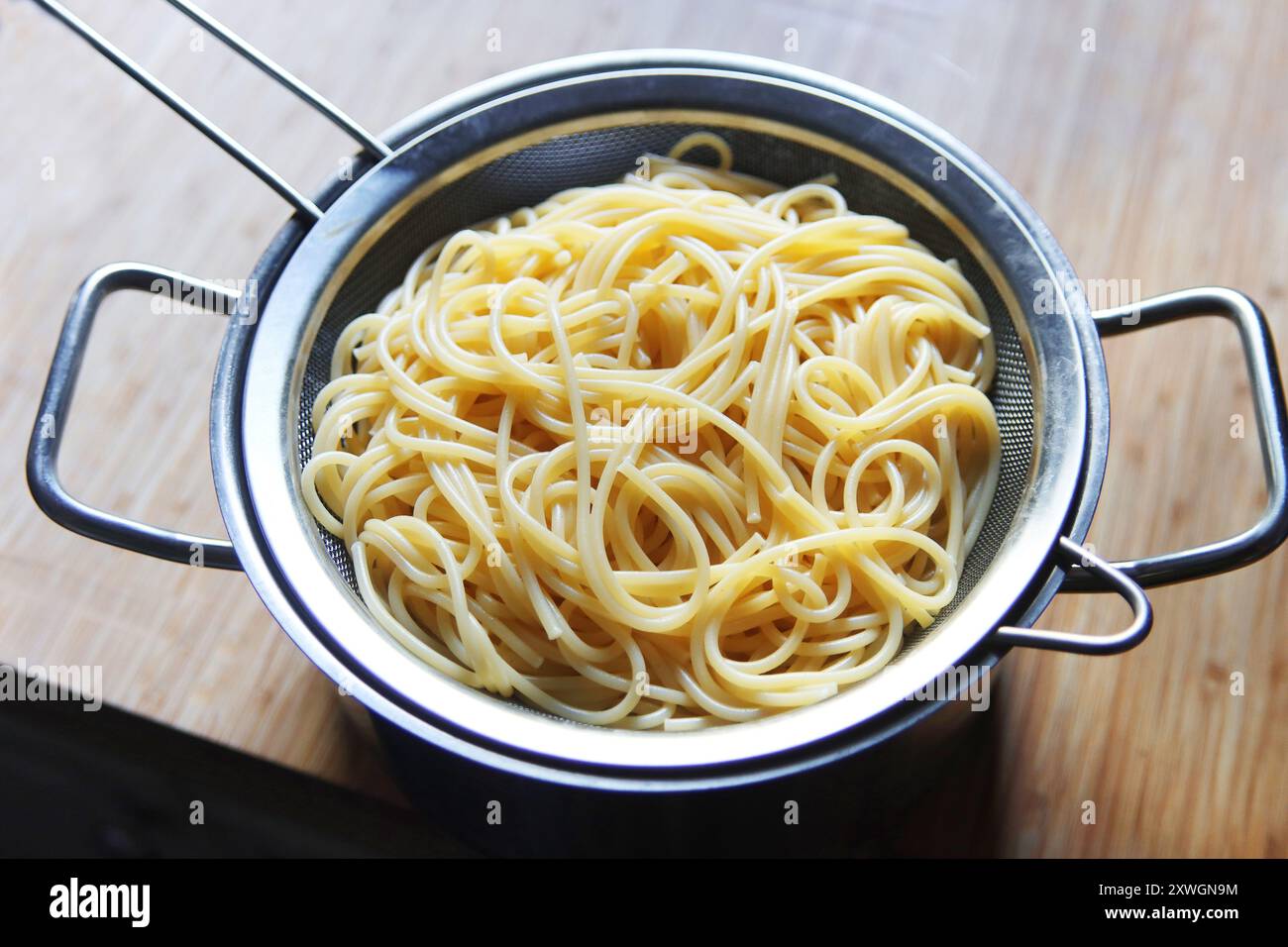 Spaghetti in a pasta strainer Stock Photo - Alamy