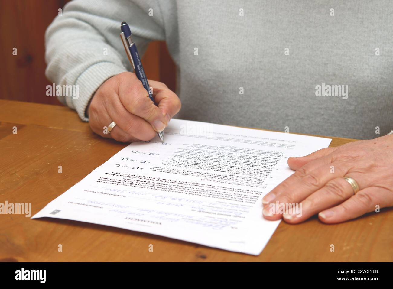 Woman, filling out forms hi-res stock photography and images - Alamy