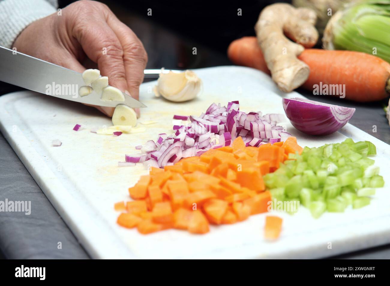Slices cutting wooden boards hi-res stock photography and images - Alamy