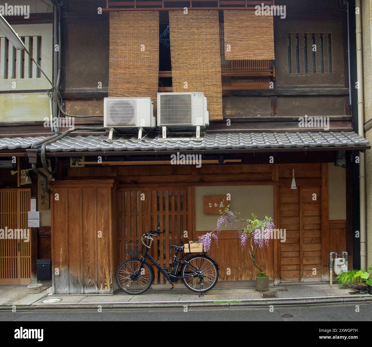 "Kyomachiya". Traditional Japanese housing in the city of Kyoto Stock ...