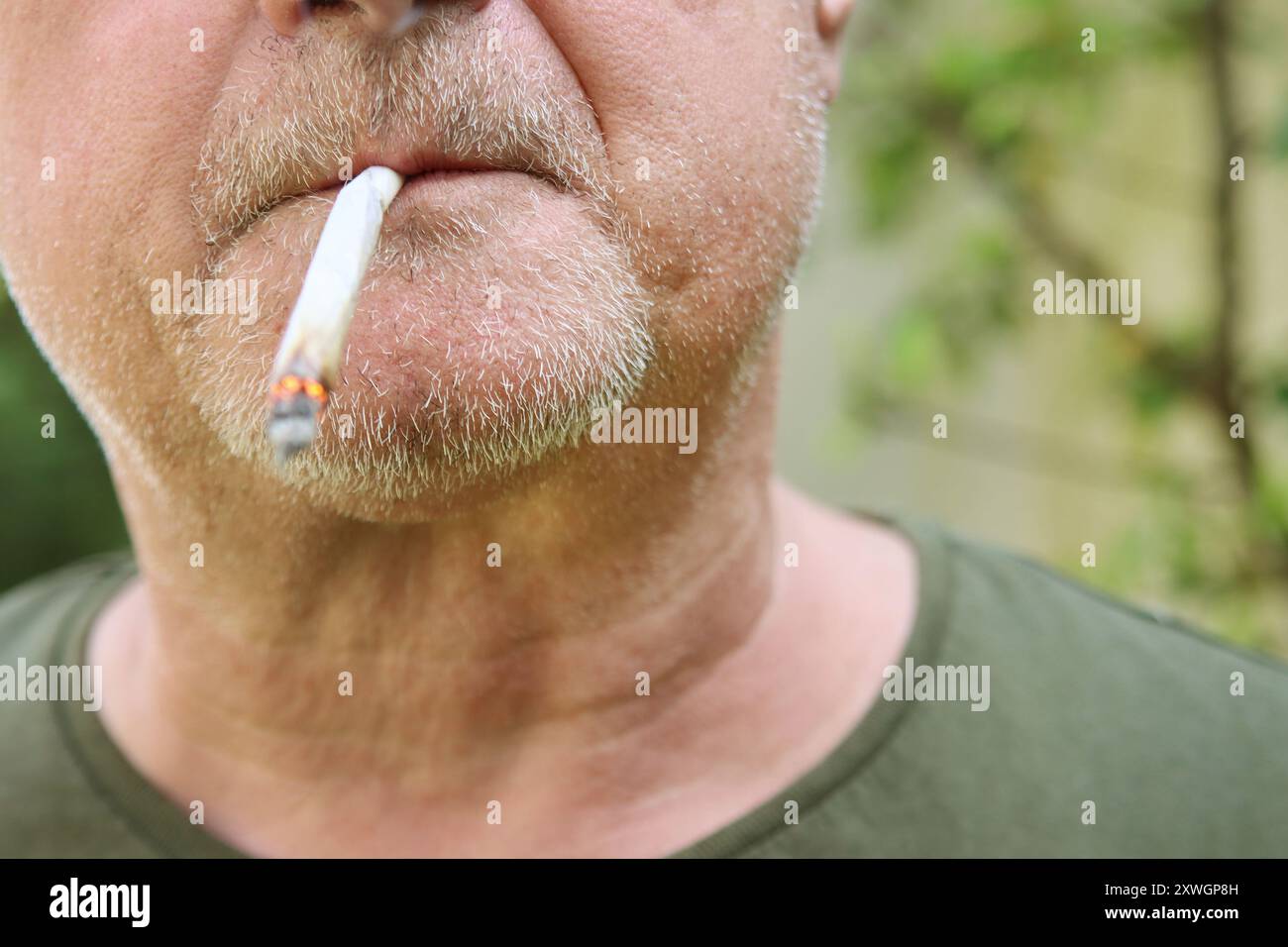 Smoking a joint hi-res stock photography and images - Alamy