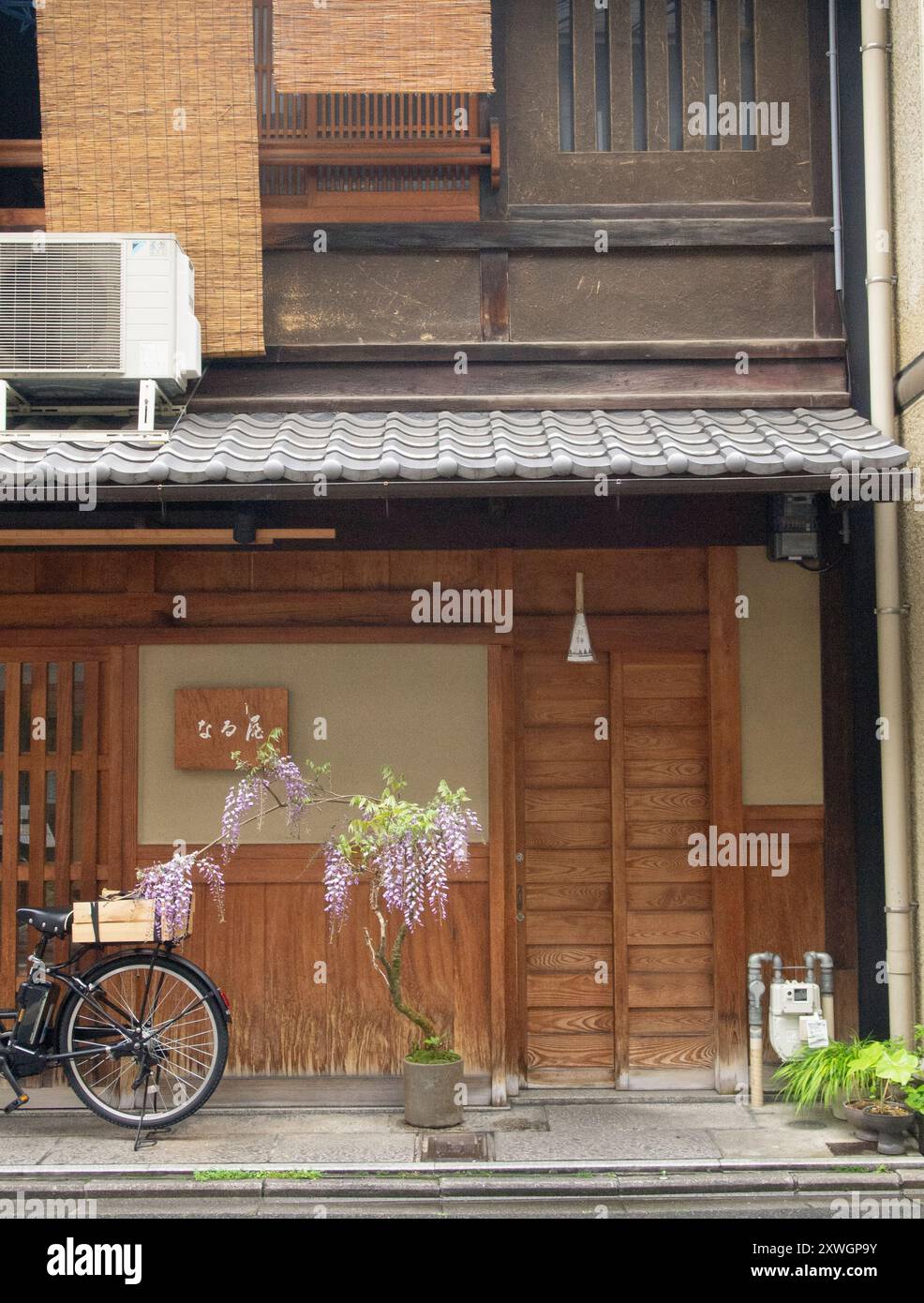 "Kyomachiya". Traditional Japanese housing in the city of Kyoto Stock ...