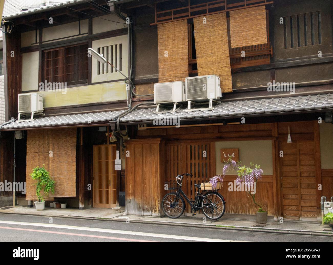 "Kyomachiya". Traditional Japanese housing in the city of Kyoto Stock ...