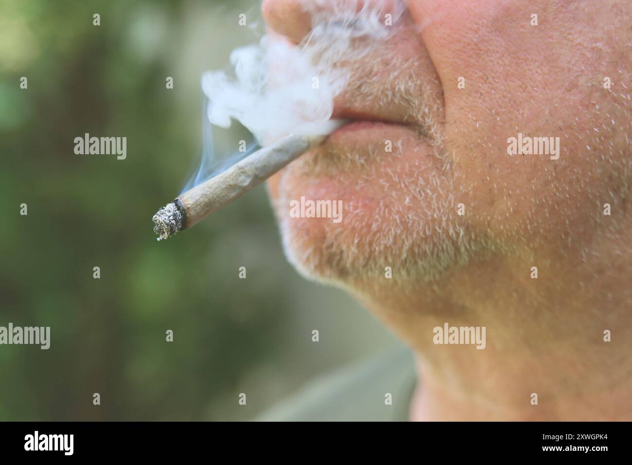 Smoking a joint hi-res stock photography and images - Alamy