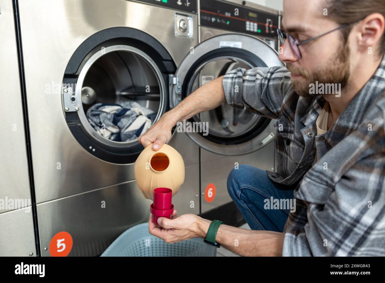 Man pouring laundry detergent hi-res stock photography and images - Alamy