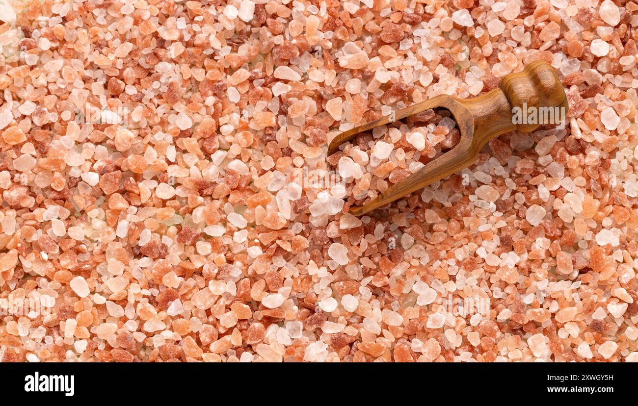 Pakistani red rock salt in spoon - Himalayan pink salt crystals Stock ...
