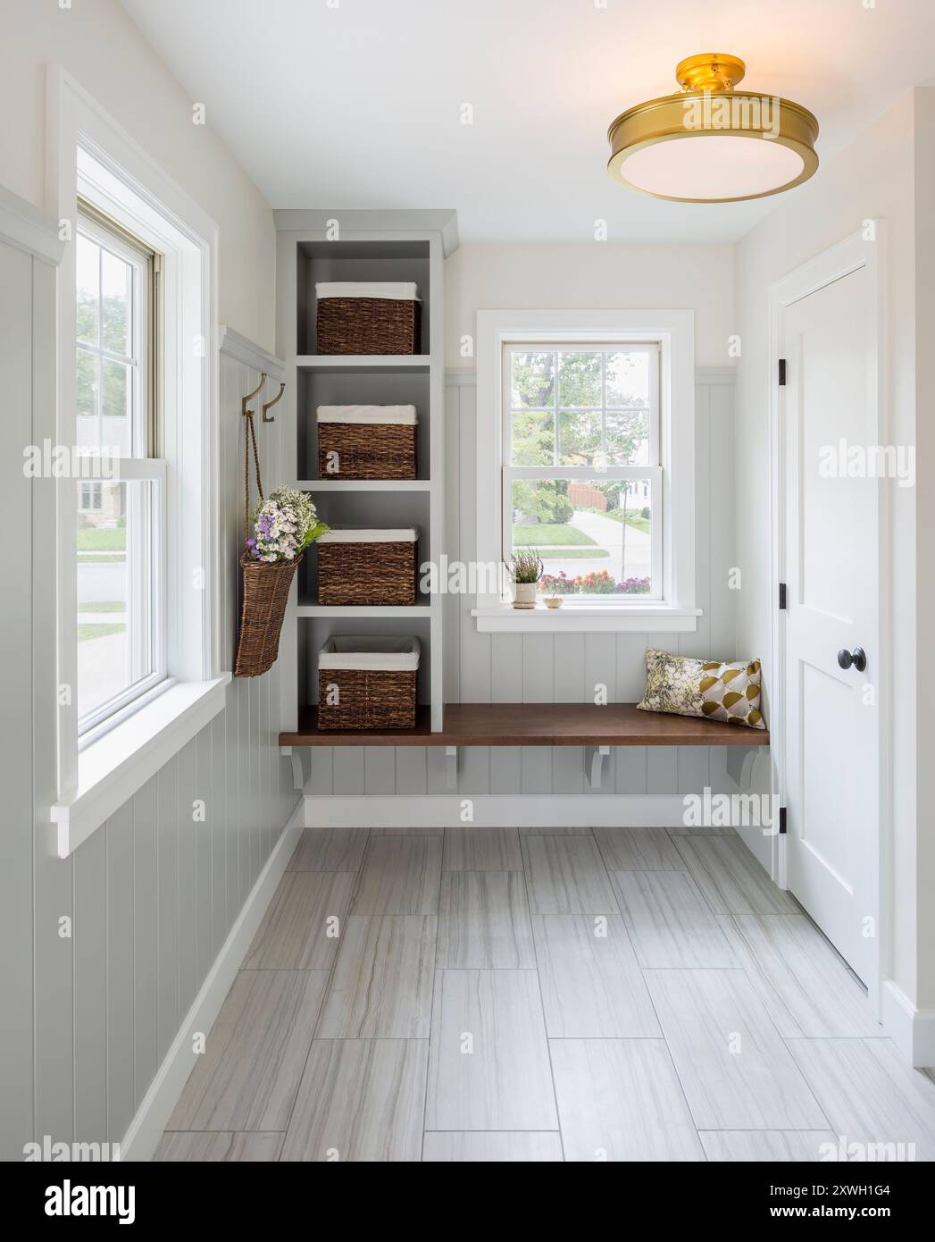 High wainscoting painted white hi-res stock photography and images - Alamy