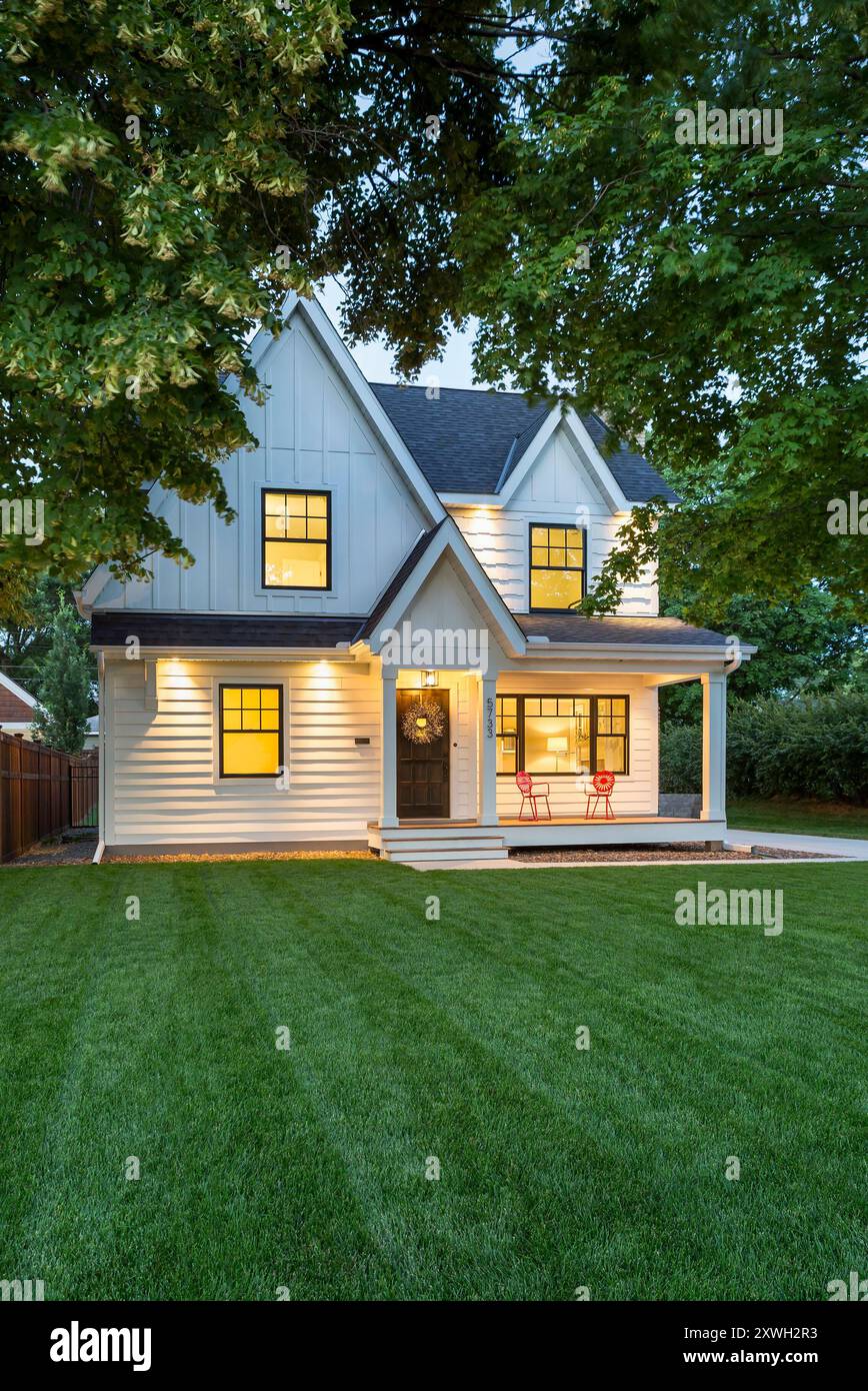 Two story farmhouse view hi-res stock photography and images - Alamy