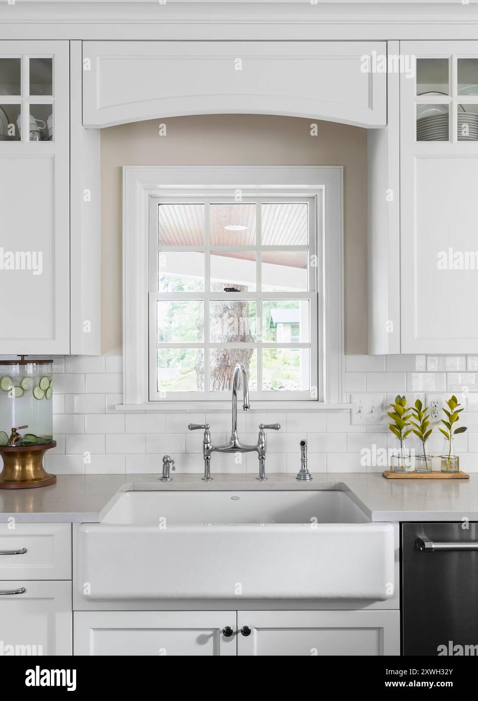 Kate lo white subway tile on backsplash hi-res stock photography and ...