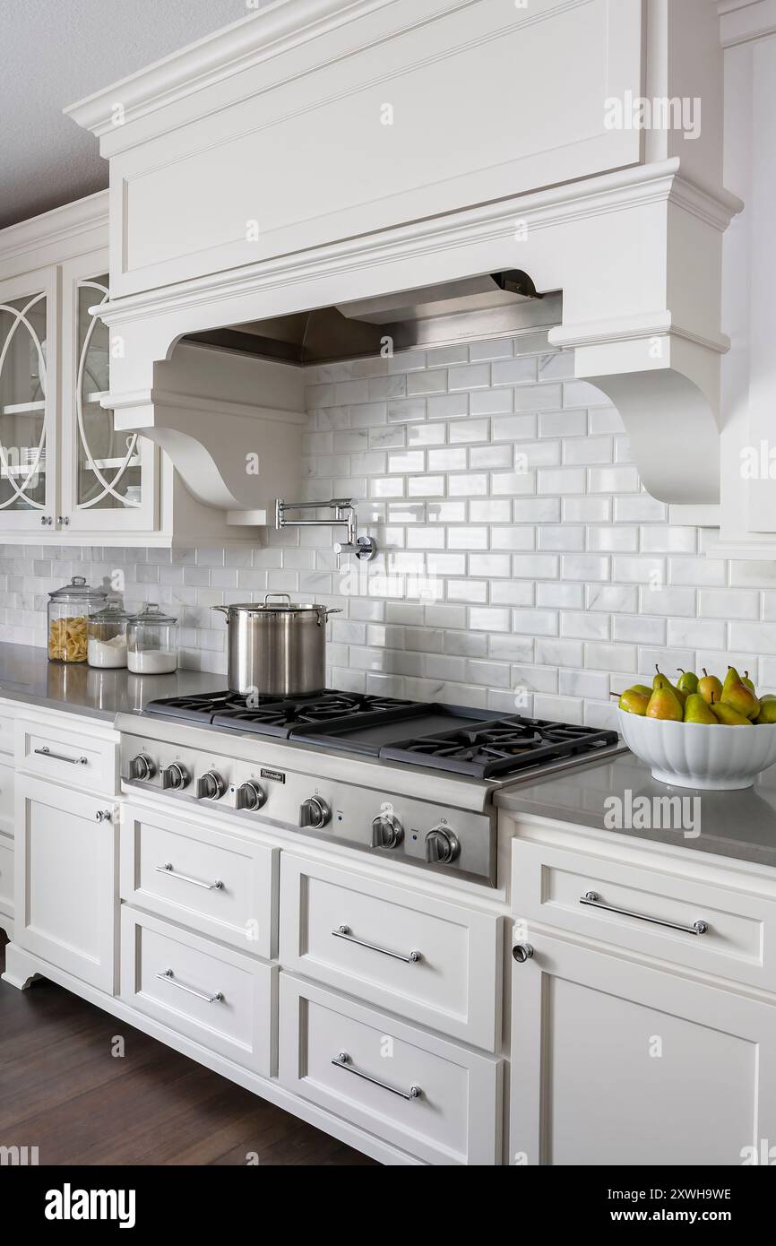 Large crown moldings hi-res stock photography and images - Alamy