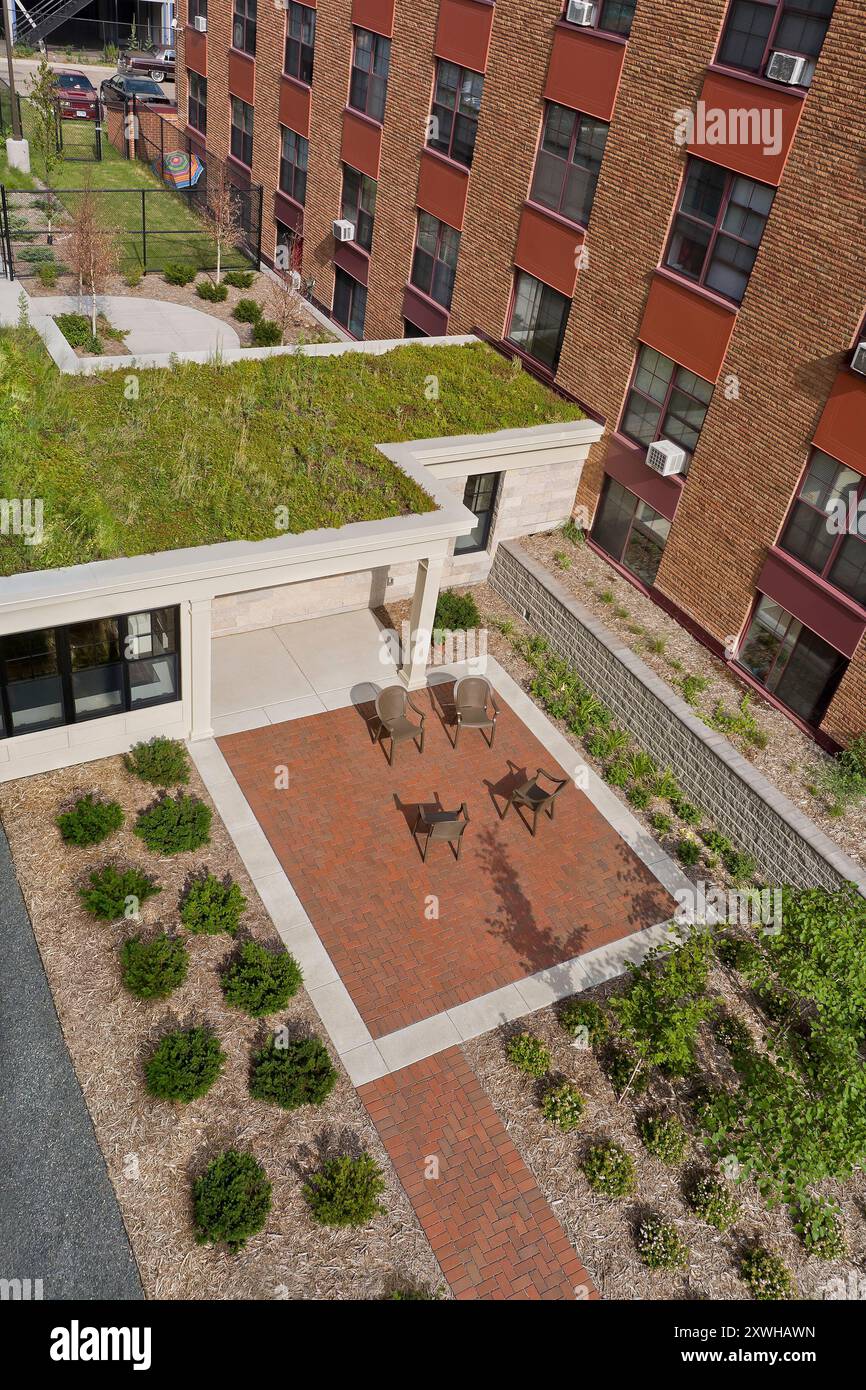 Apartment block with green courtyard hi-res stock photography and ...