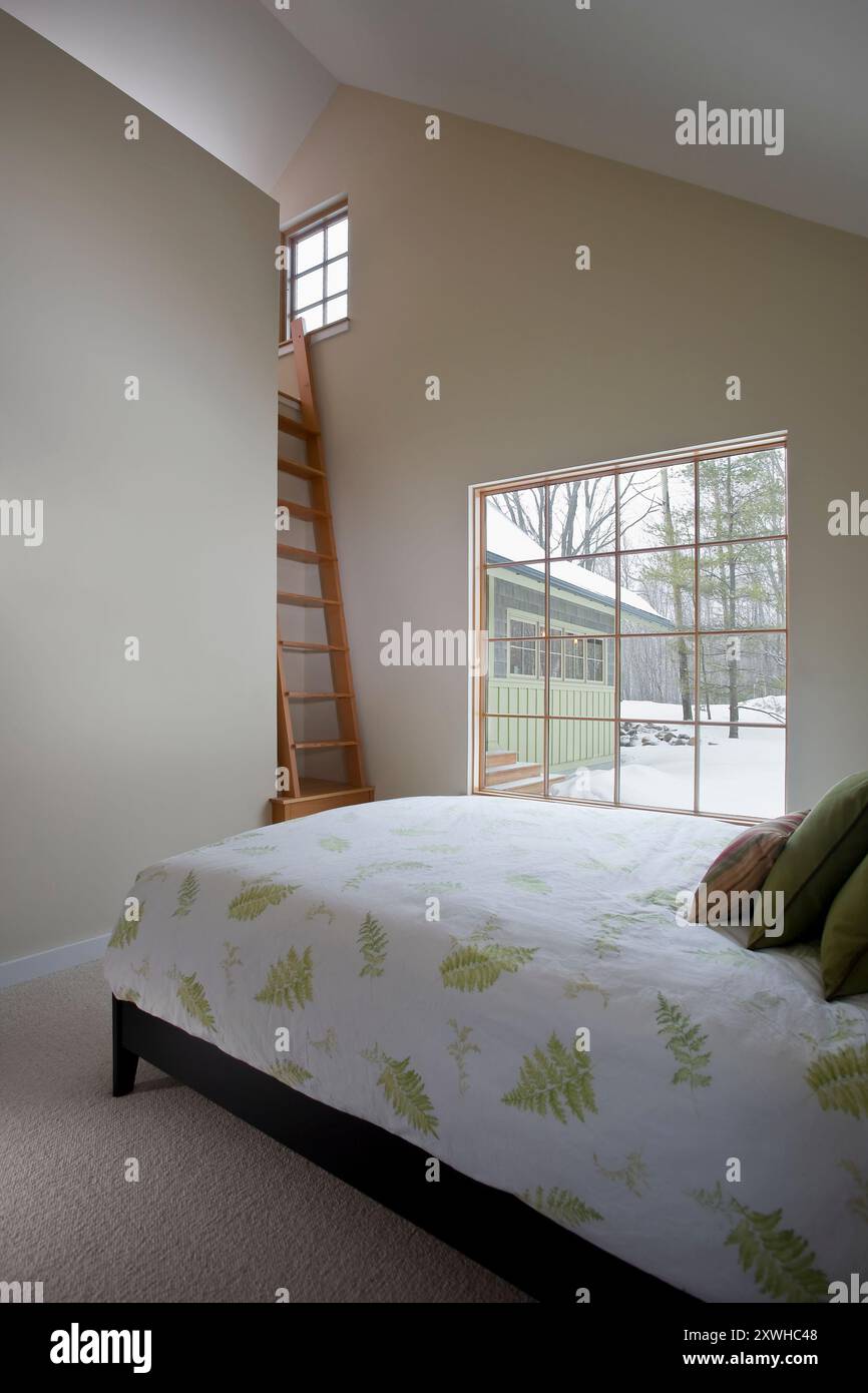 Large square window with muntins hi-res stock photography and images ...