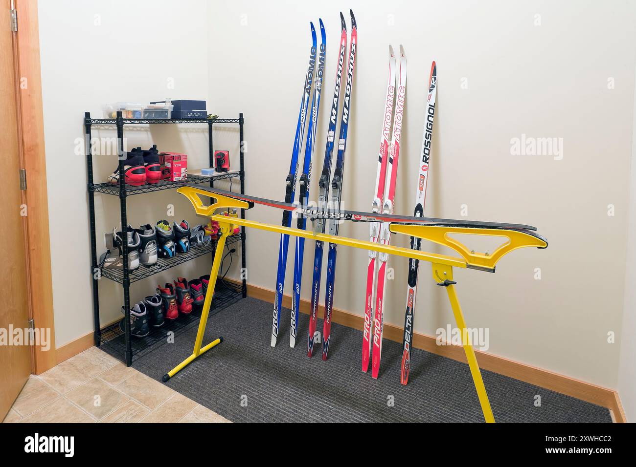 Waxing bench hi-res stock photography and images - Alamy