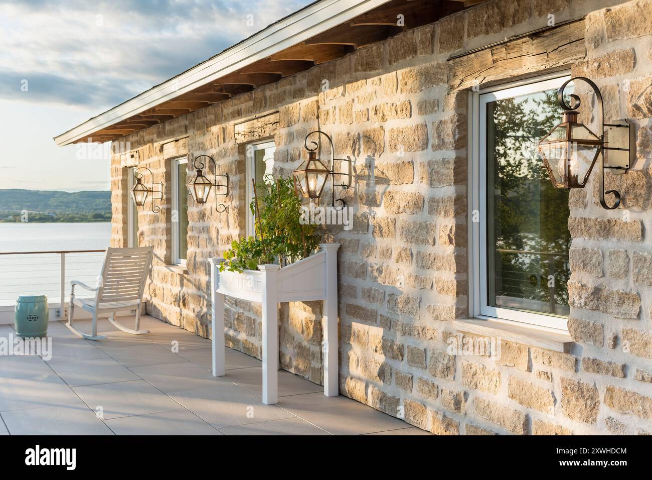 Home built from dove ridge limestone hi-res stock photography and ...