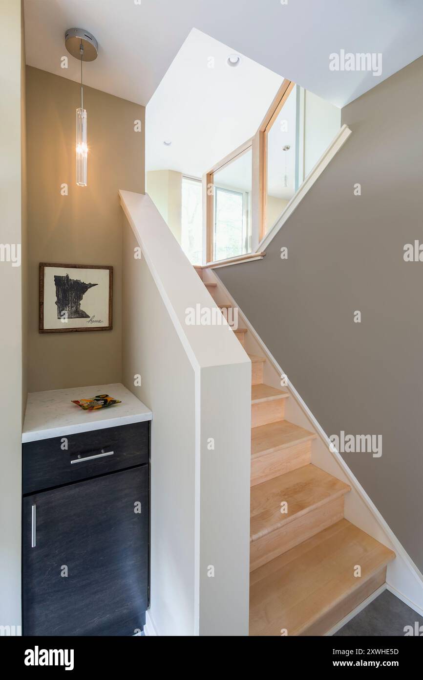 Split level house hi-res stock photography and images - Alamy