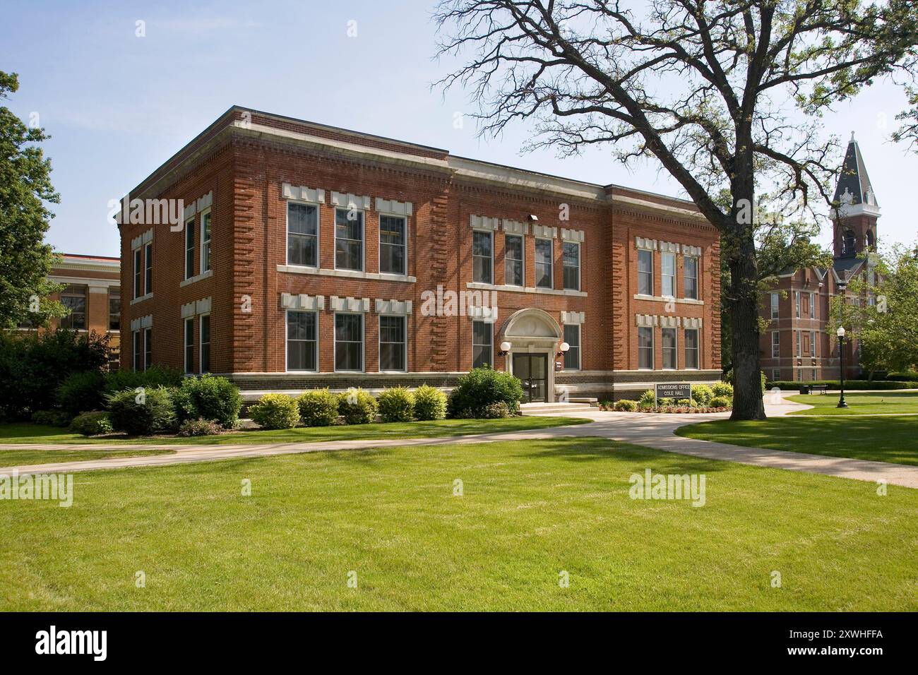 Exterior photo of red brick college building hi-res stock photography ...