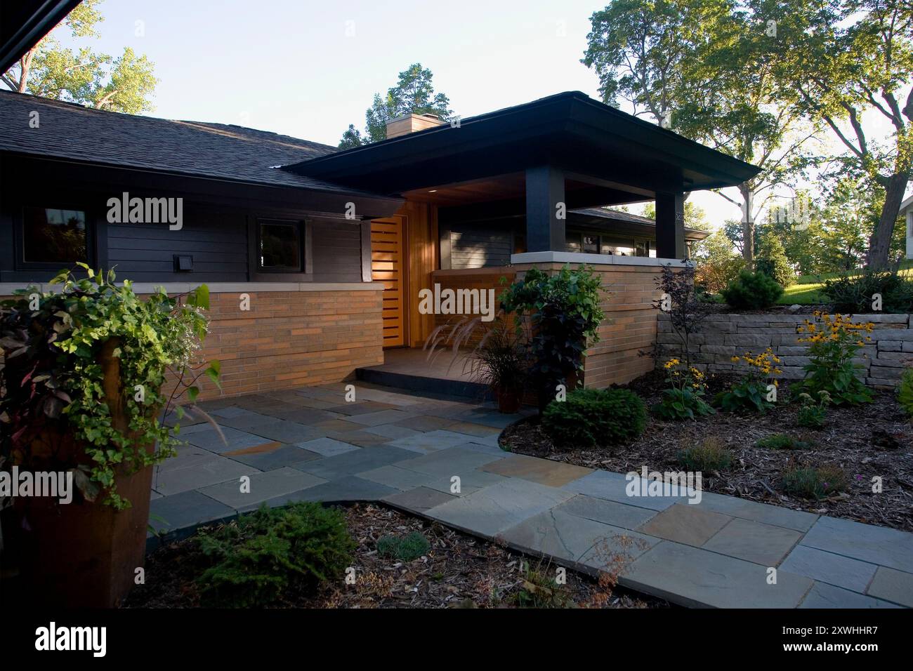 Large overhang hi-res stock photography and images - Alamy