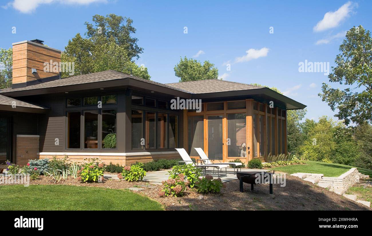 Back of ranch style house hi-res stock photography and images - Alamy