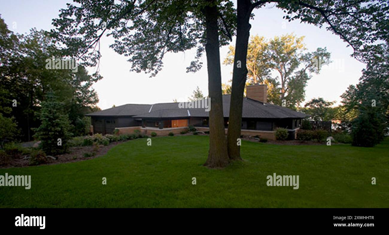Front of ranch style house showing front yard and large tree Stock ...