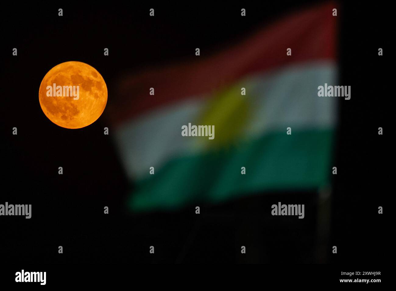 Duhok, Iraq. 19th Aug, 2024. The super moon rises behind the Kurdistan ...