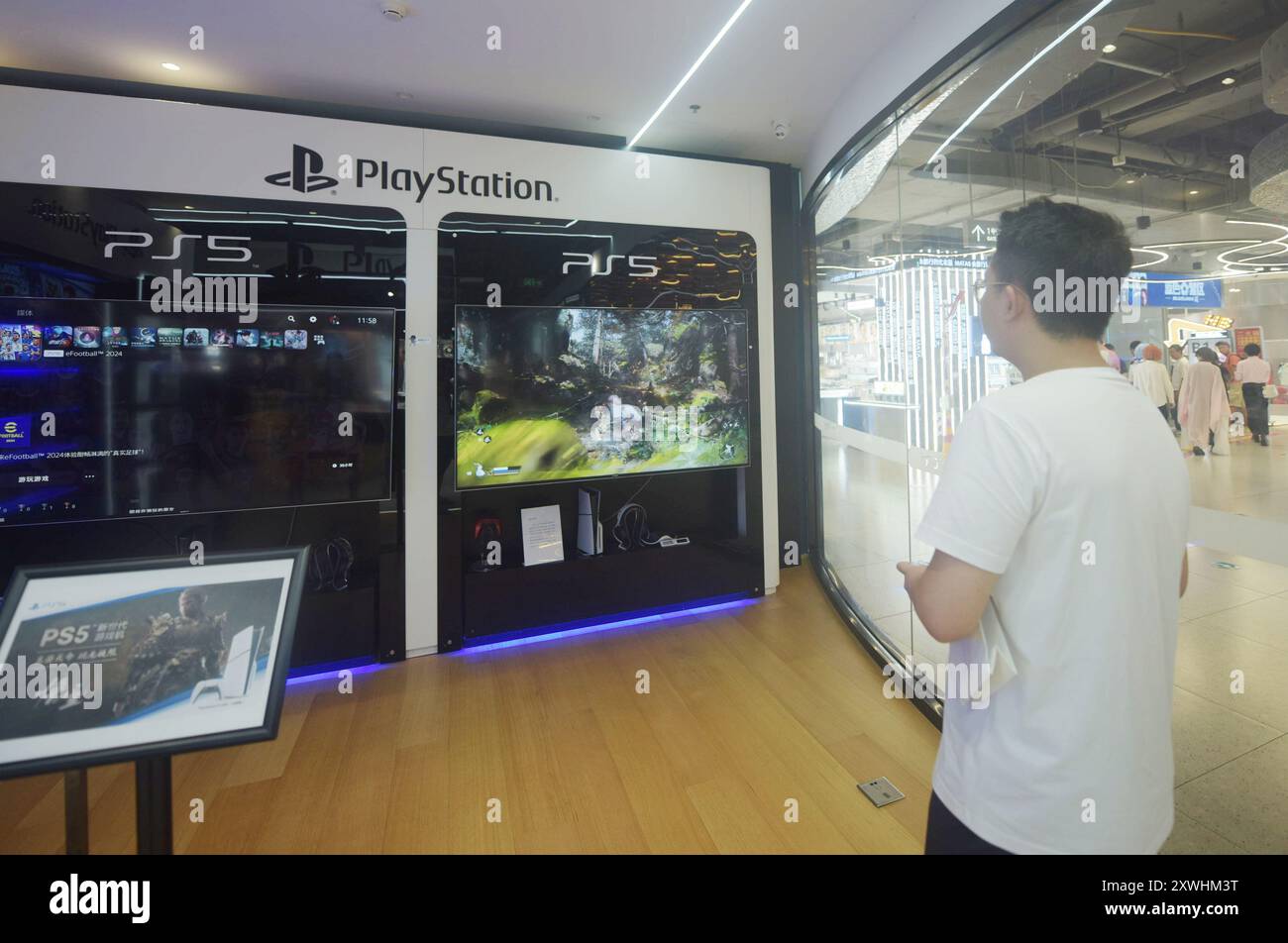 HANGZHOU, CHINA - AUGUST 20, 2024 - Game lovers play the first Chinese 3A game "Black Myth ...