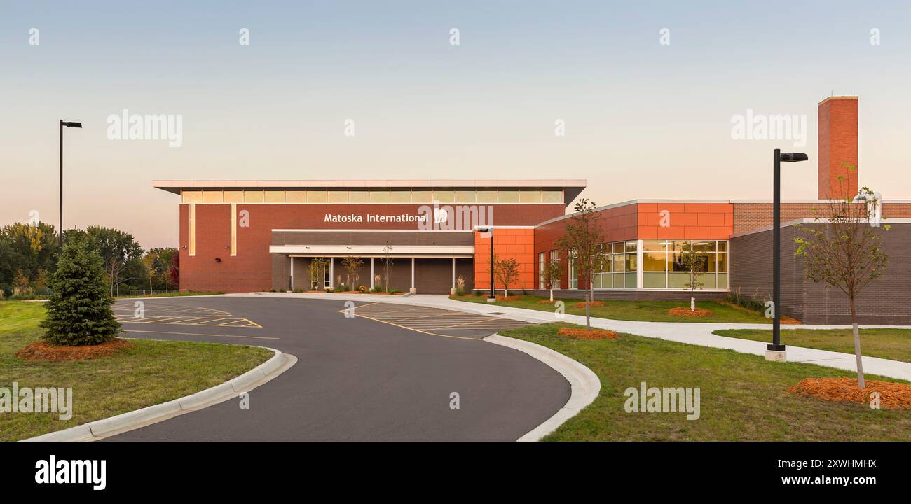 Front exterior of brick elementary school Stock Photo - Alamy