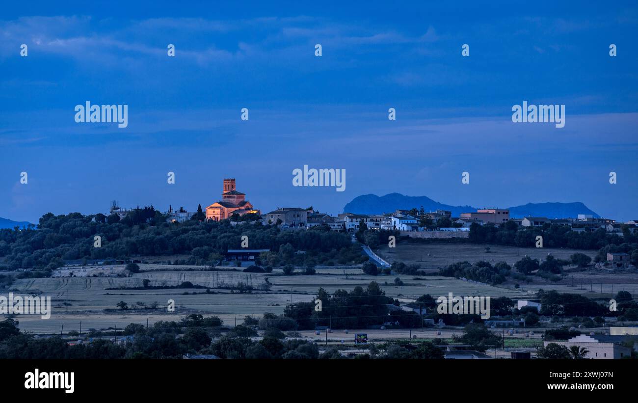 Edificio a cielo blu hi-res stock photography and images - Alamy
