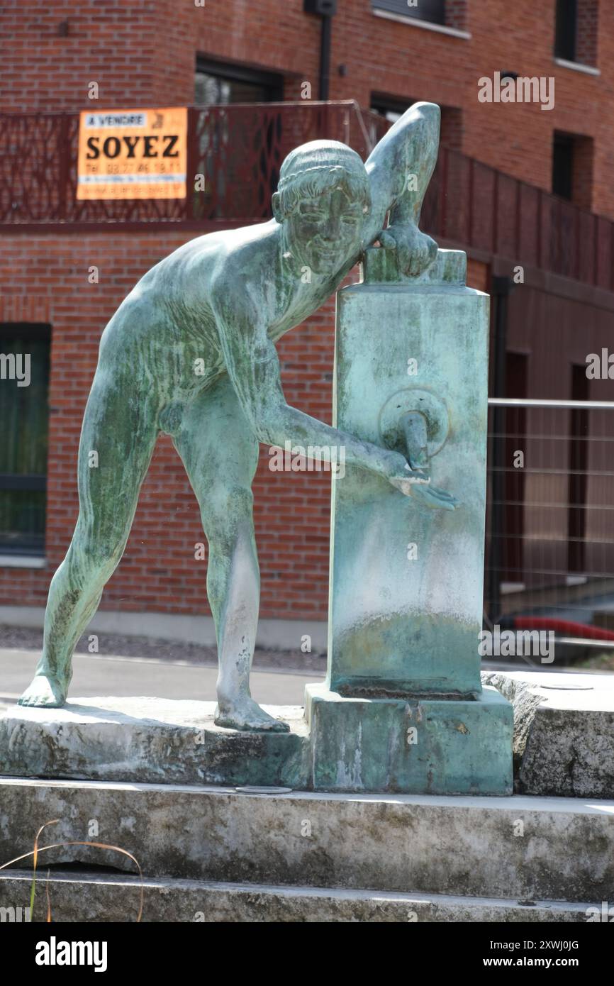 Valenciennes.Statue du rieur.Elle représente un jeune homme nu, rieur ...