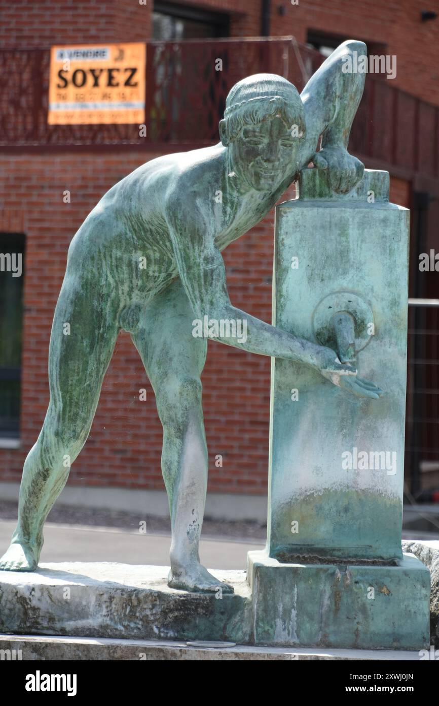 Valenciennes.Statue du rieur.Elle représente un jeune homme nu, rieur ...