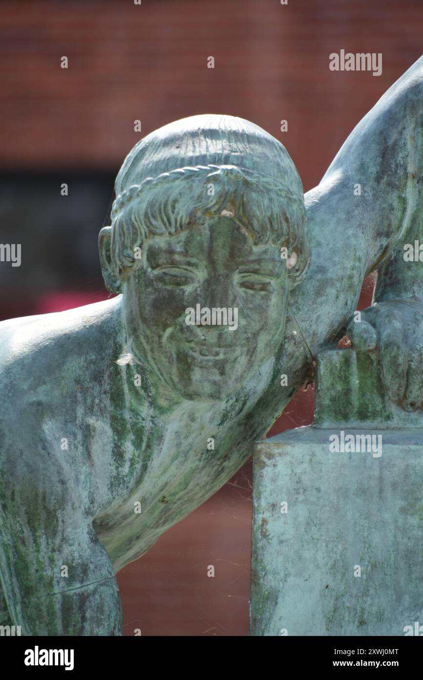 Valenciennes.Statue du rieur.Elle représente un jeune homme nu, rieur ...