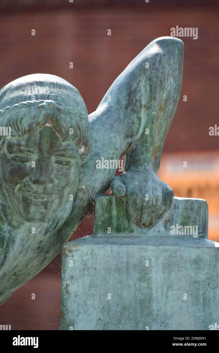 Valenciennes.Statue du rieur.Elle représente un jeune homme nu, rieur ...