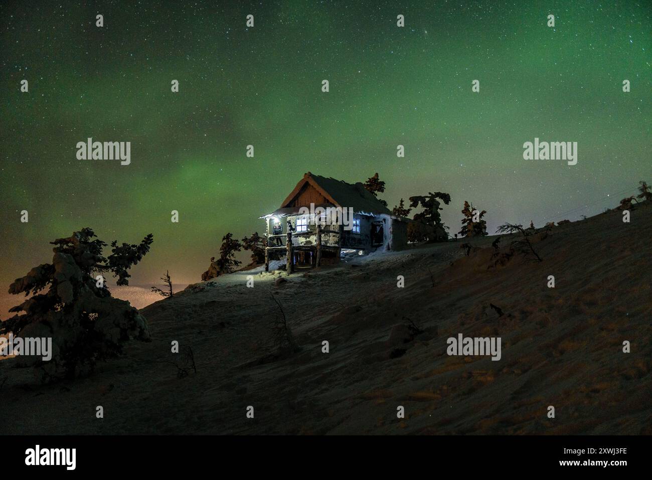 Northern Lights over the "Santa's Secret Cabin" on Levi Mountain ...